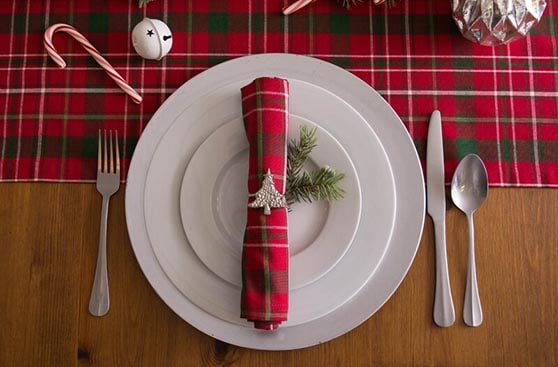 30 Best Christmas Table Runners In Every Design Style and Trend ...