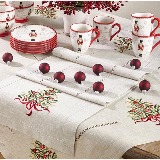 30 Best Christmas Table Runners In Every Design Style and Trend ...