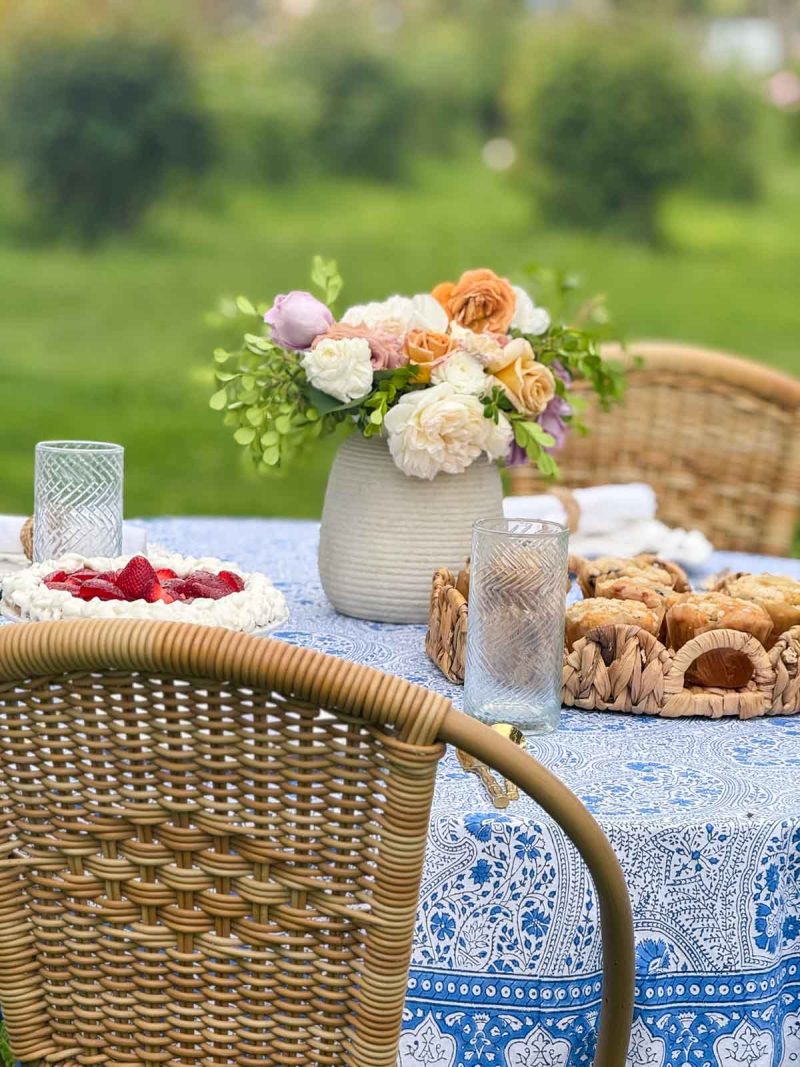How to Host a Chic Outdoor Brunch That’s Effortless and Elegant ...