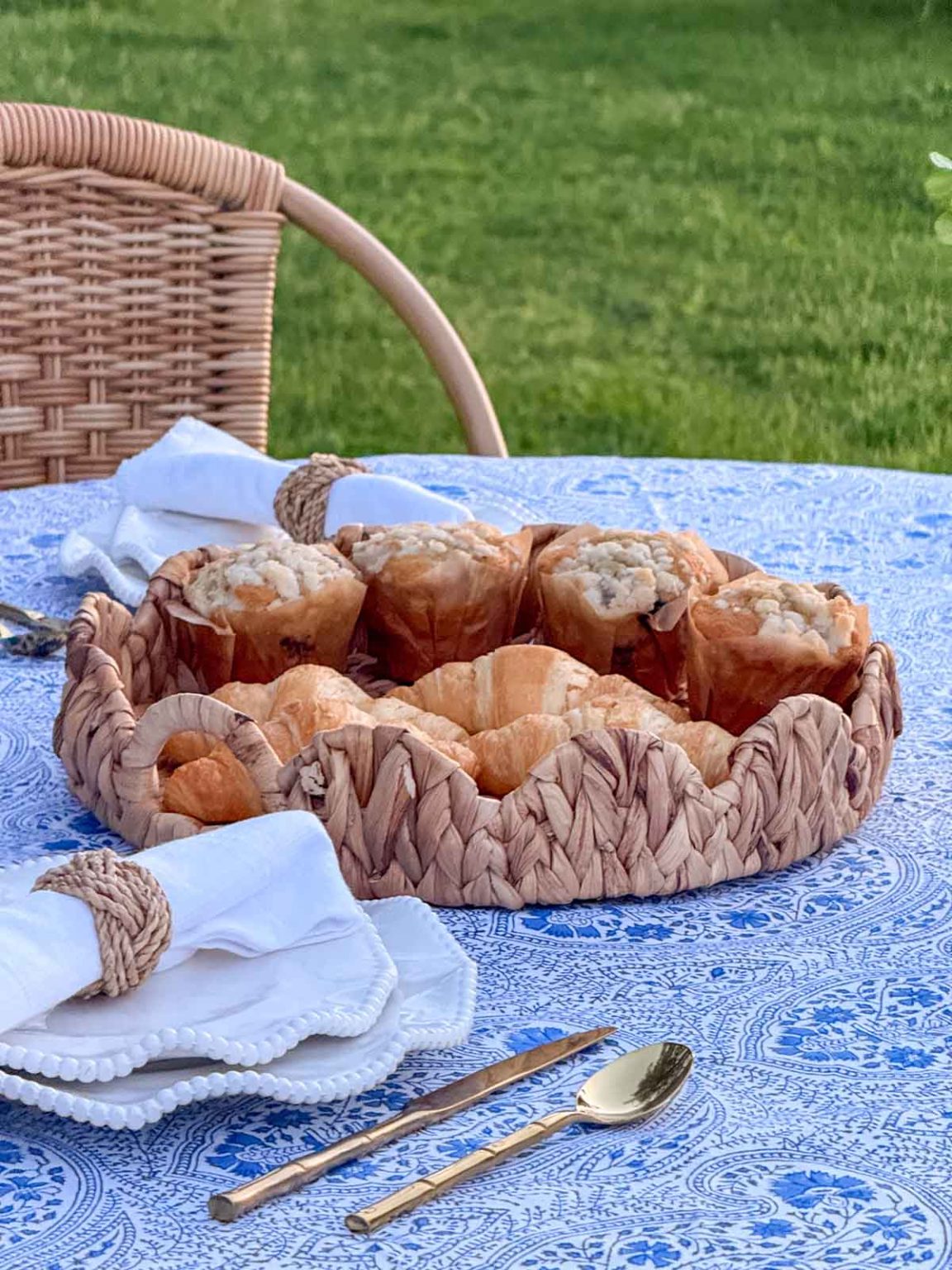 How to Host a Chic Outdoor Brunch That’s Effortless and Elegant ...